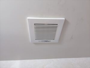 排気ダクトが凹んだ東芝DVF10UH換気扇交換｜大阪市東住吉区